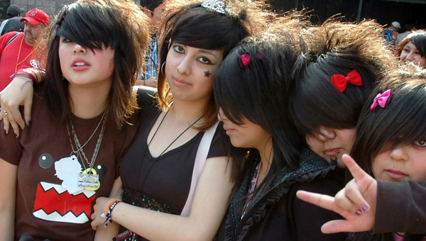 Fiesta emo en CDMX, ¡desempolva el outfit de la prepa!